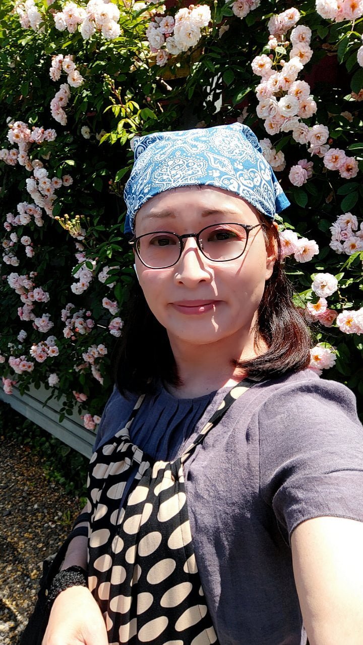 ご近所のバラをバックに | マダム舞ギャラリー